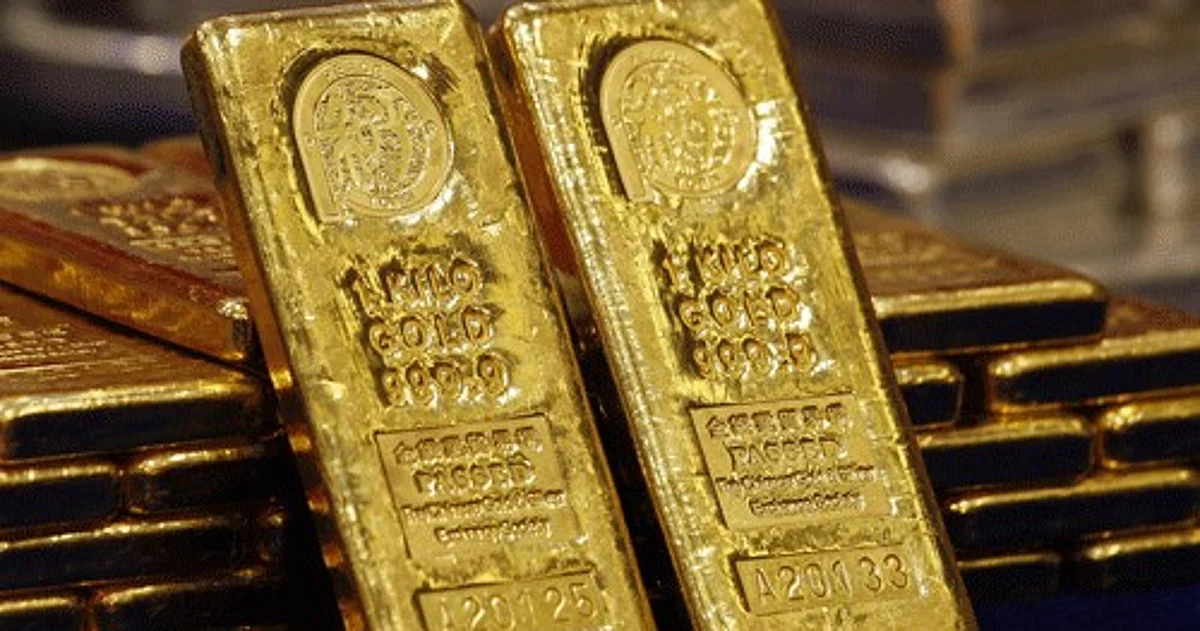 DRI seizes Rs 2.7 crore cash, Rs 2 crore gold from Ranya's house DRI seizes Rs 2.7 crore cash, Rs 2 crore gold from Ranya's house