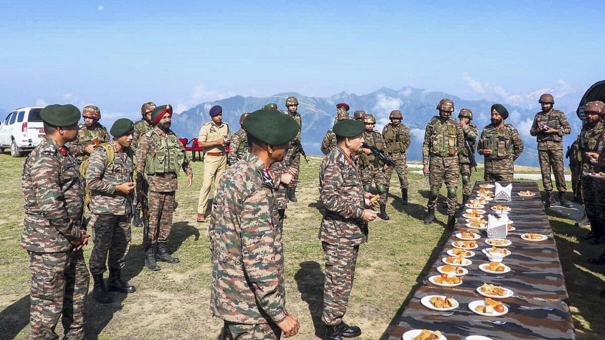 Army Chief Dwivedi visits forward areas along LoC in Kashmir