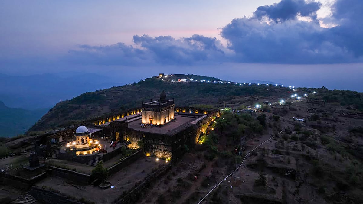 Tourists, trekkers stuck at Raigad fort evacuated amid heavy rains in ...