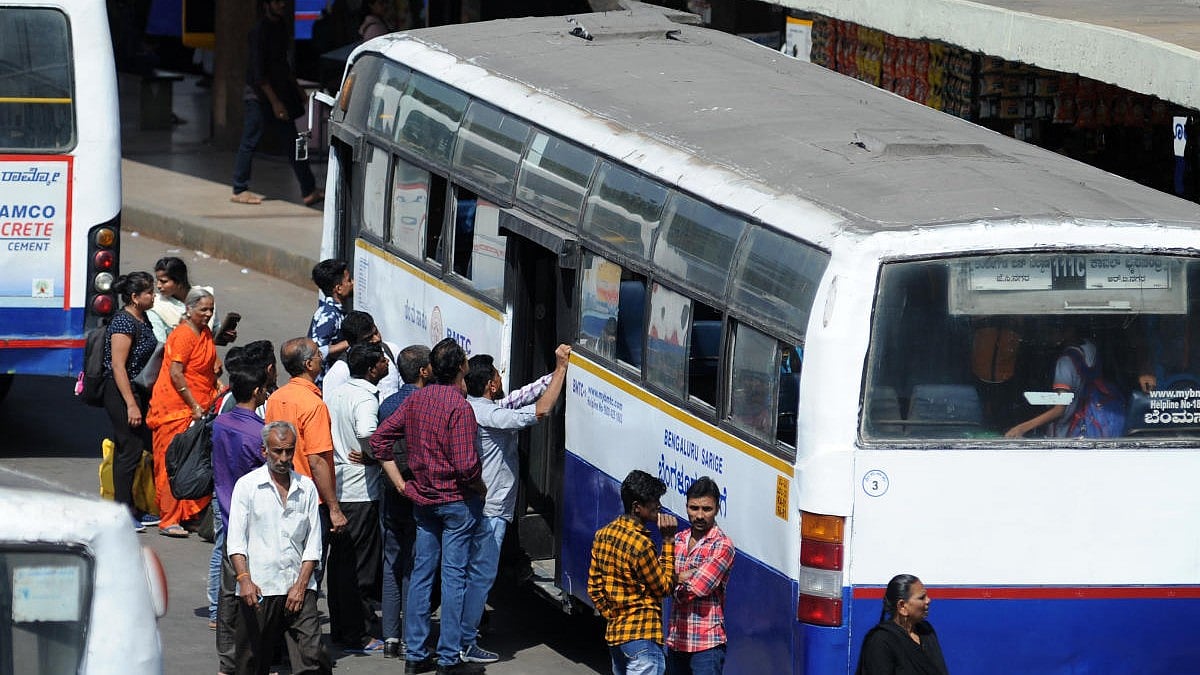 Metro feeder buses for Chitra Santhe