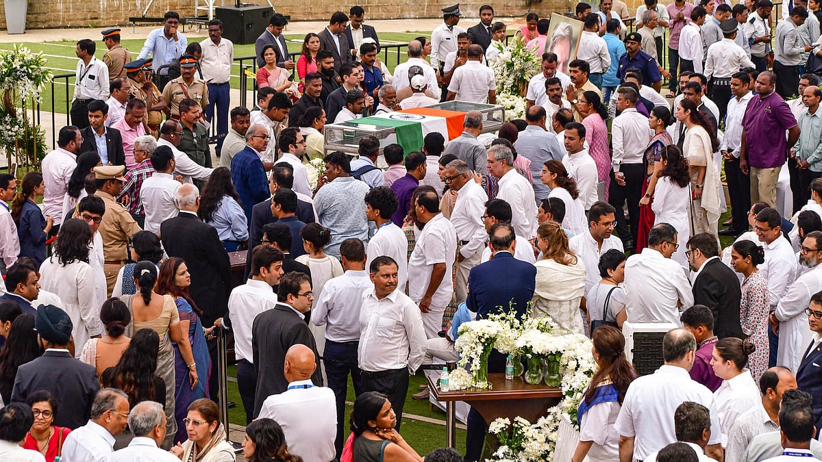 Ratan Tata Funeral: Hundreds of people pay last respect to legendary ...