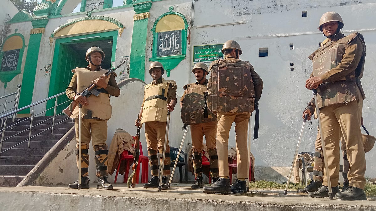 Hindu right-wing group holds 'havan' at SDM's office after being denied ...