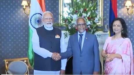PM Modi meets Mauritius President Dharam Gokhool, gifts him Gangajal ...