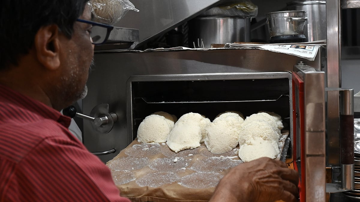 Bengaluru: After plastic sheet ban, cloth back in idli making