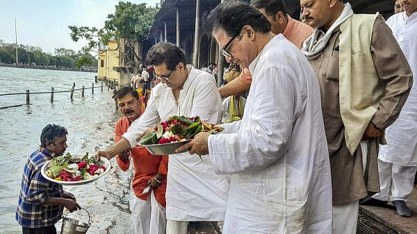 Manoj Kumar's Sons Immersed His Ashes in Ganga: Family Performs Rituals ...