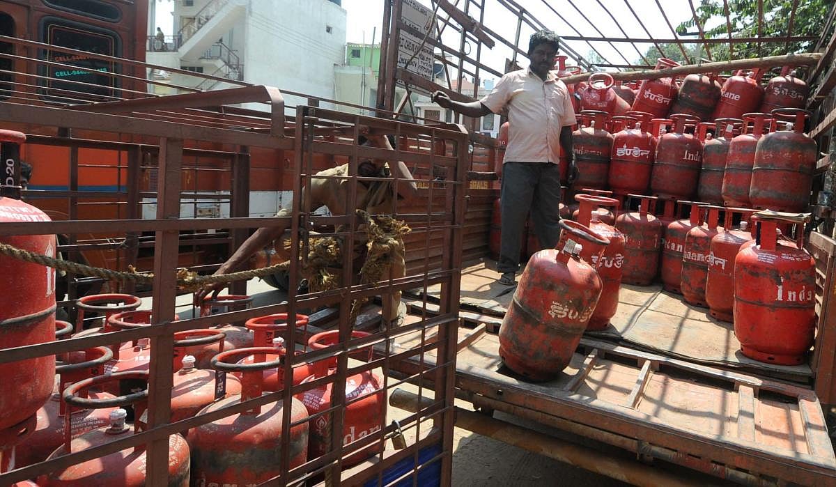 LPG Distributors Threaten Strike Over Low Commission, Seek Rs 150 Increase