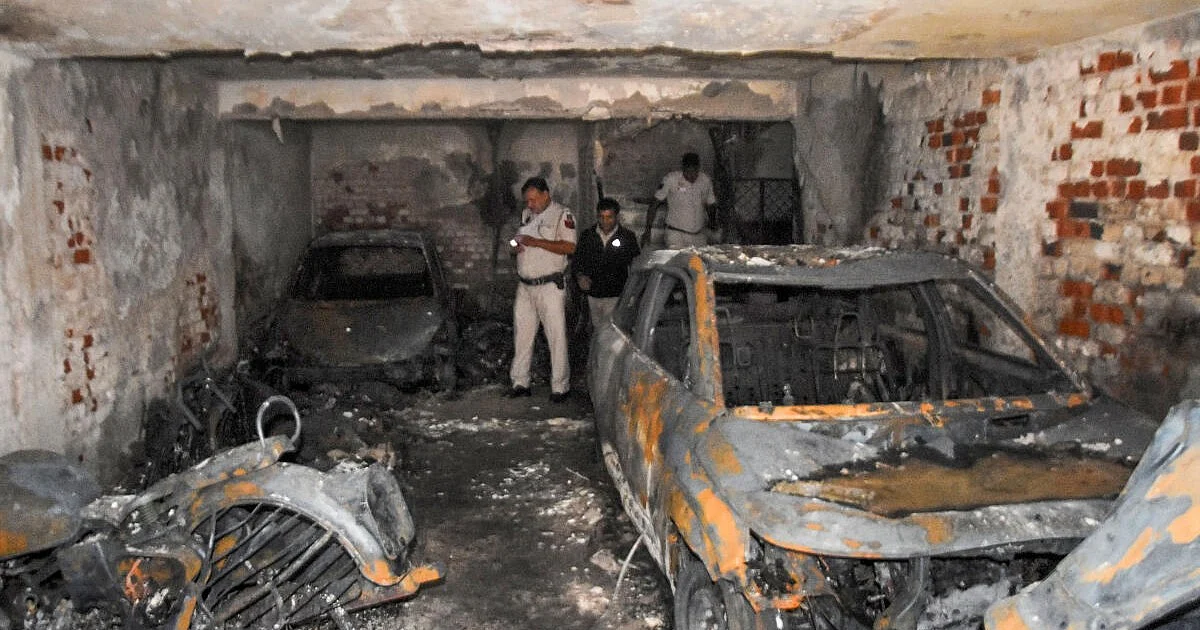 Fire in East Delhi building; woman dead, 26 people rescued Fire in East Delhi building; woman dead, 26 people rescued
