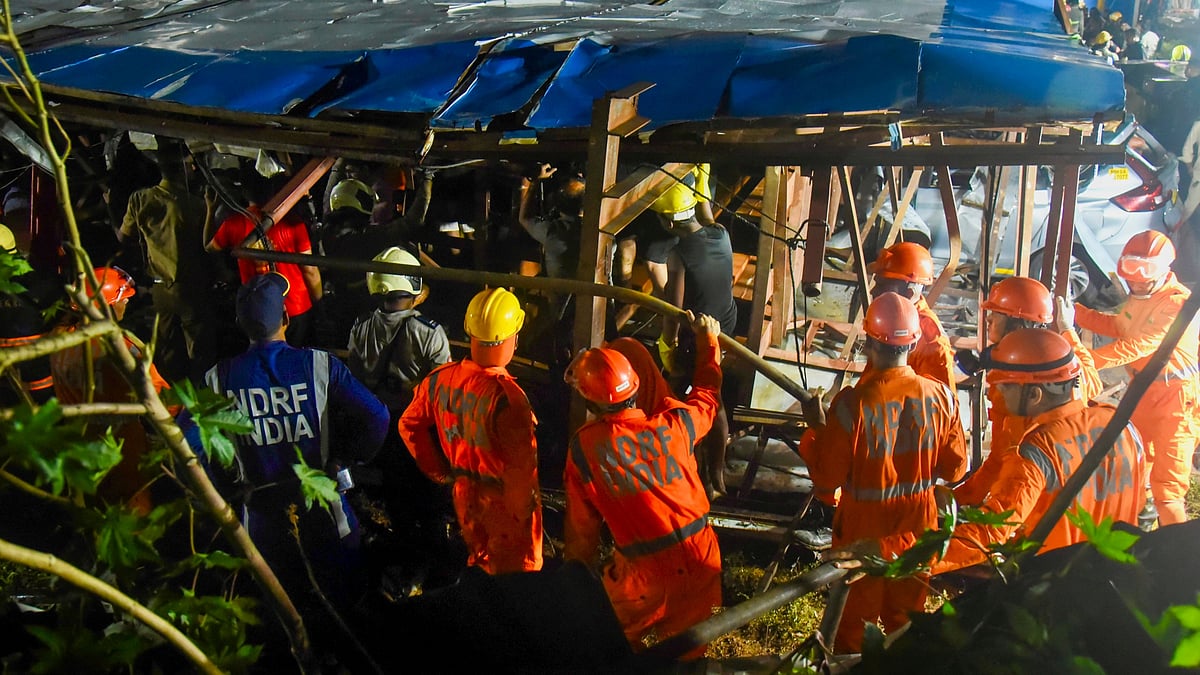 In Pics | Dust storm leaves Mumbai reeling