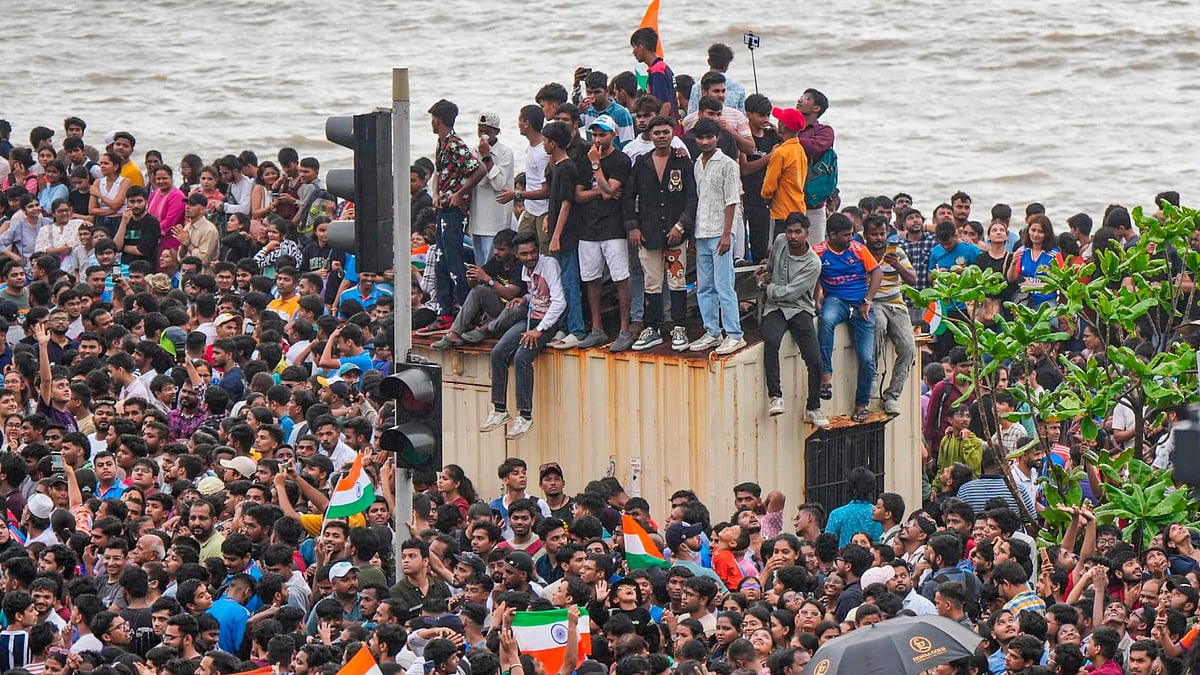 Team India's open-top bus parade draws massive crowd at Marine Drive