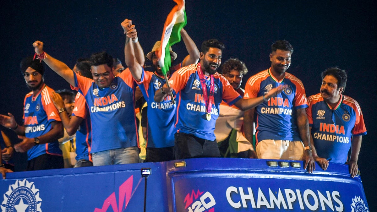 Team India's open-top bus parade draws massive crowd at Marine Drive