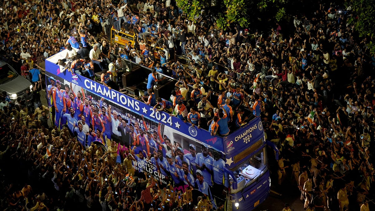 Team India's open-top bus parade draws massive crowd at Marine Drive