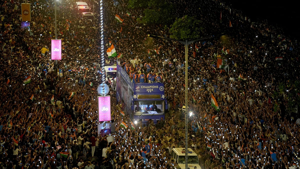Team India's open-top bus parade draws massive crowd at Marine Drive