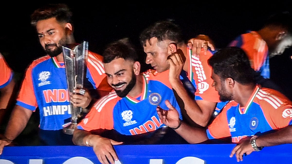 Team India's open-top bus parade draws massive crowd at Marine Drive