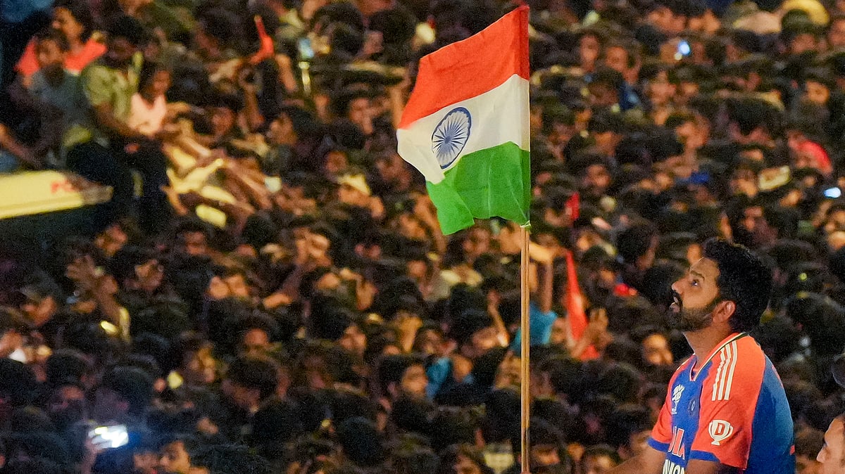 Team India's open-top bus parade draws massive crowd at Marine Drive