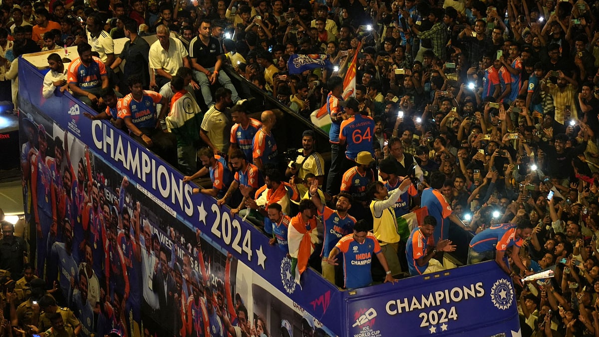 Team India's open-top bus parade draws massive crowd at Marine Drive