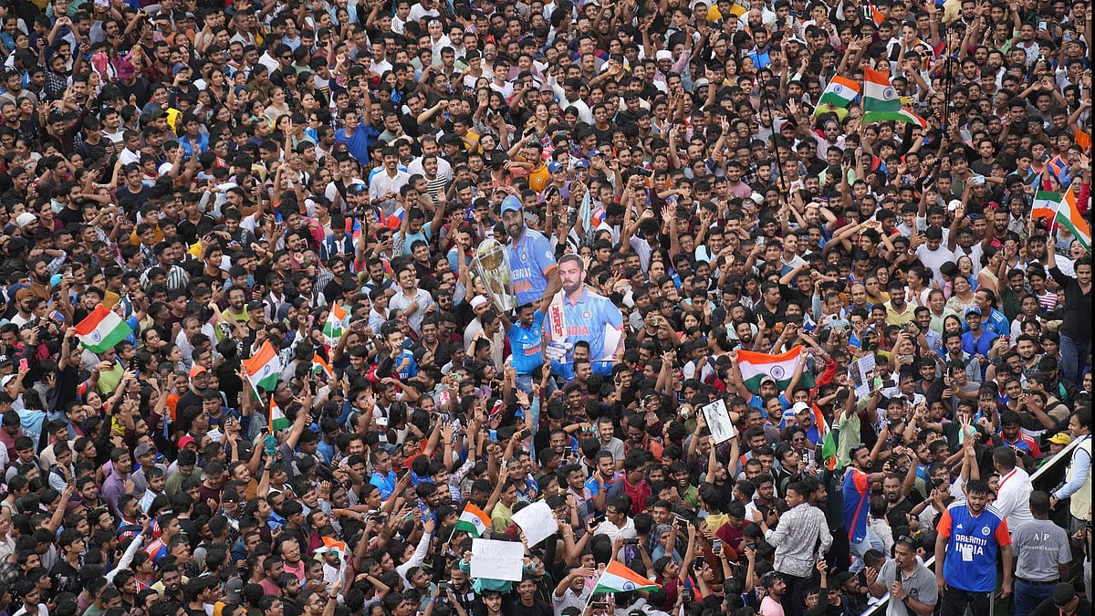 Team India's open-top bus parade draws massive crowd at Marine Drive