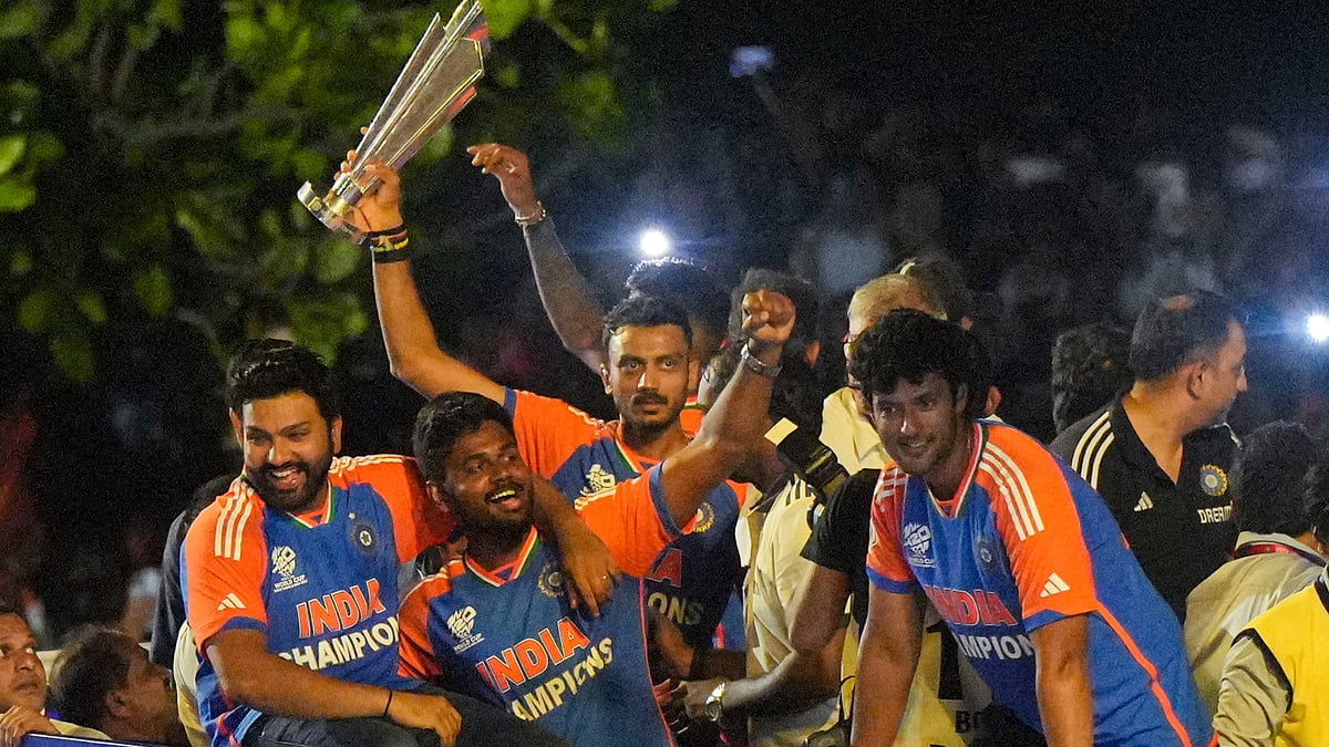 Team India's open-top bus parade draws massive crowd at Marine Drive