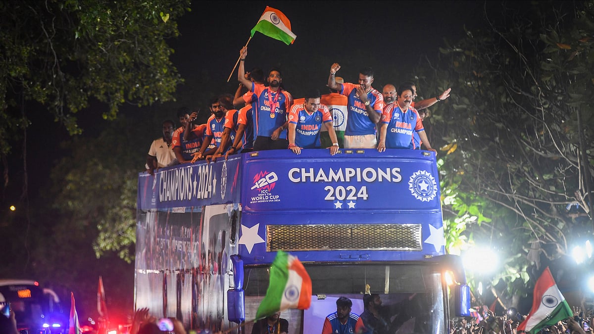 Team India's open-top bus parade draws massive crowd at Marine Drive