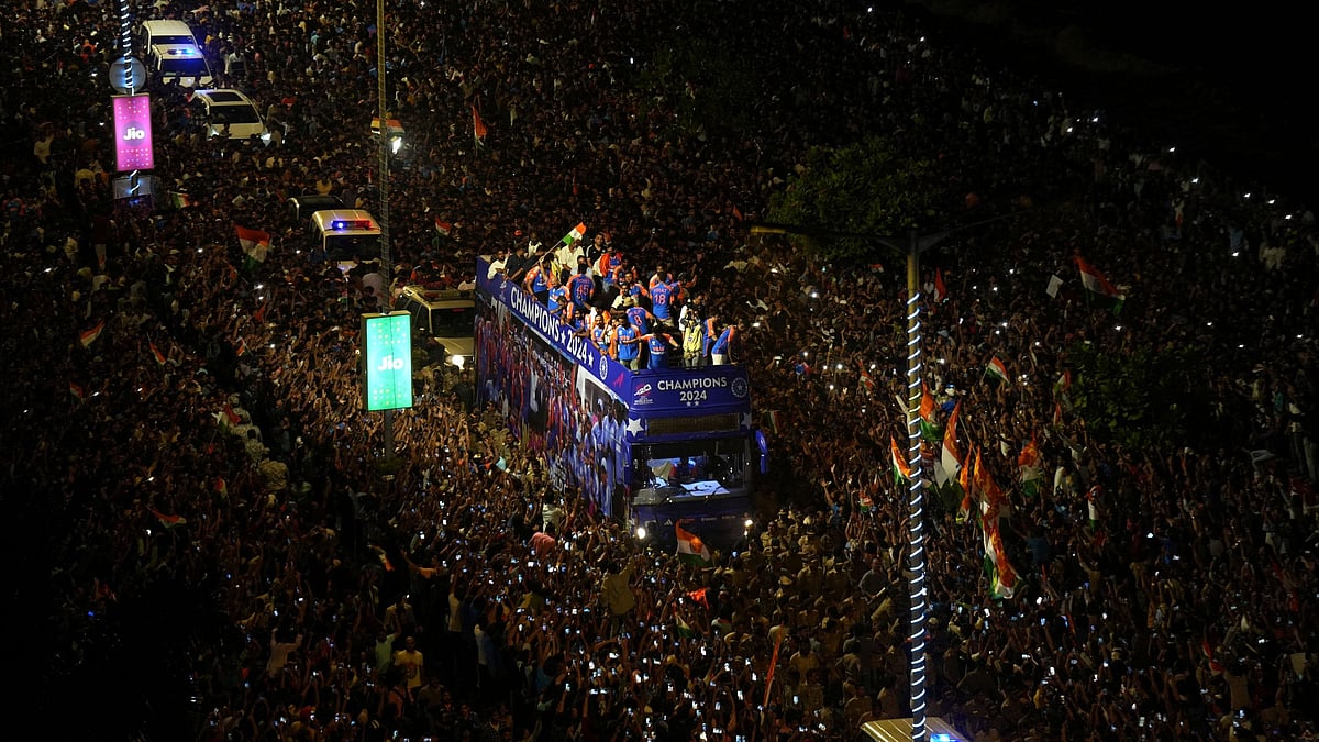 Team India's open-top bus parade draws massive crowd at Marine Drive