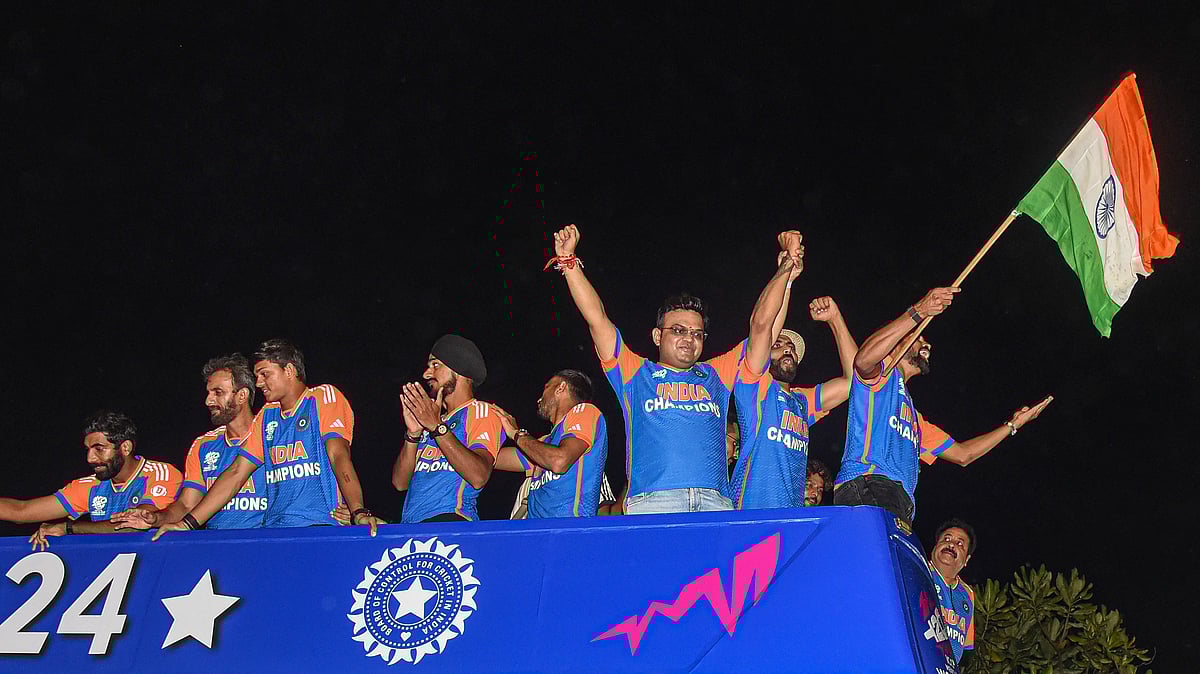 Team India's open-top bus parade draws massive crowd at Marine Drive