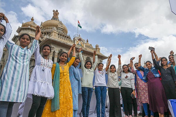 2,500-km-long human chain formed in Karnataka to celebrate ...