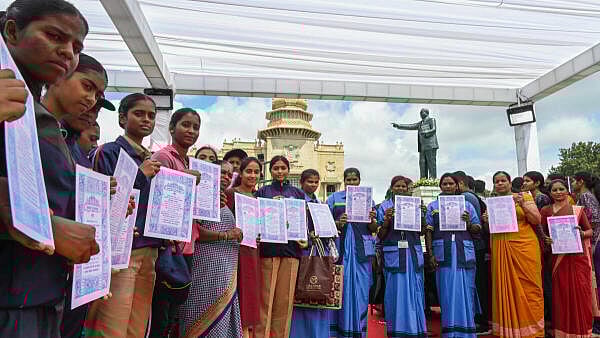 2,500-km-long human chain formed in Karnataka to celebrate ...