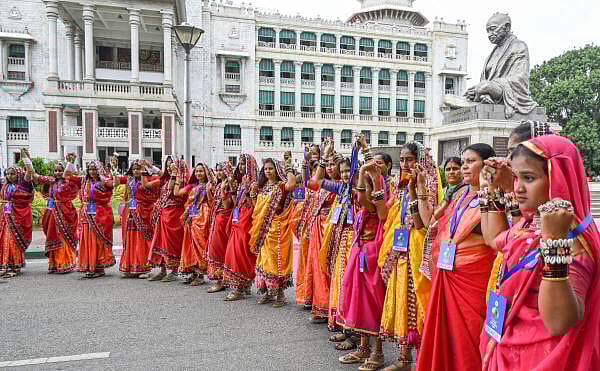 2,500-km-long human chain formed in Karnataka to celebrate ...