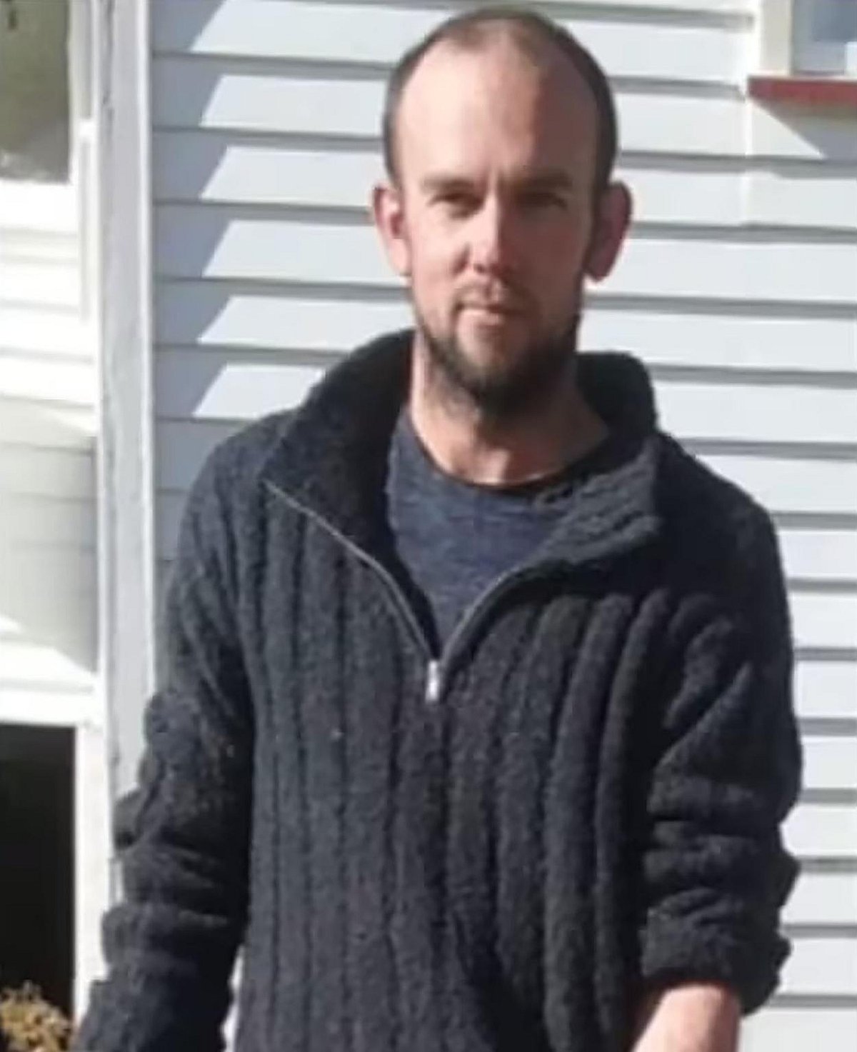 'Missing' fugitive father with 3 kids spotted alive after years in one ...