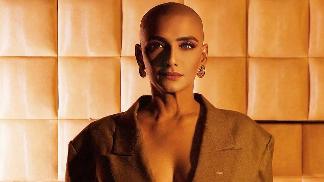 Shanthi Priya shocks fans with bold bald look, Pics go viral!