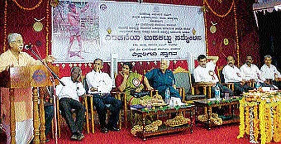 Officials should join hands with experts to develop tribals: Kambar