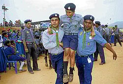 Gallery collapses, 200 kids hurt