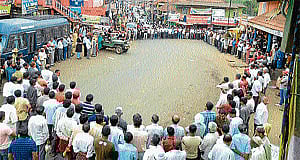 Kodavas form human chain