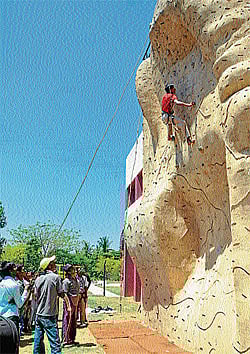 Scaling wall captivates youth
