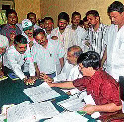 Hunsur taluk office: A haven for latecomers!