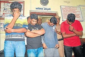 Extortion groups on prowl outside reputed colleges