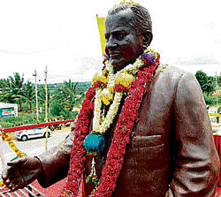 Devaraj Urs statue unveiled in Hunsur