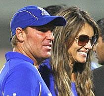 Elizabeth Hurley accepts Shane Warne's marriage proposal