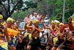 Rousing welcome to Kambara