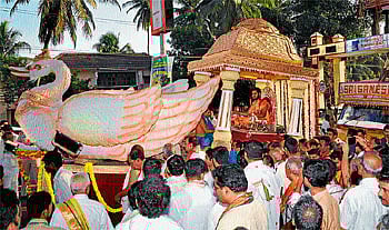 Sodhe mutt seer given warm welcome