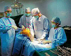 Quack trio performs 53 surgeries in two hours