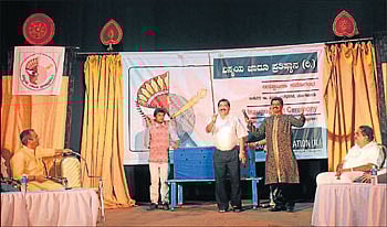 Mohan Alva launches 'Vismaya' magically