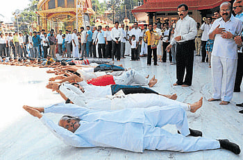 Devotees, Poojary perform 'Urulu Seve' in Kudroli