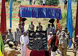 Border shrine bonds India, Pak