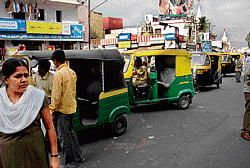 Delhi govt to move SC on number of rickshaws