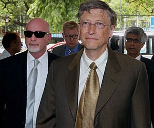 Scuffle between Bill Gates' security staff and mediapersons
