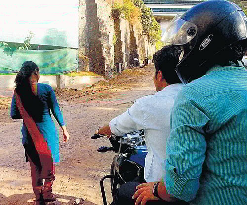 Chain snatchers on the prowl, again