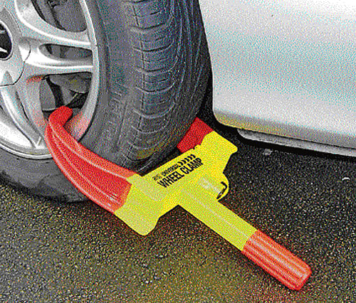 Clamp on wheel frees roads of snarls