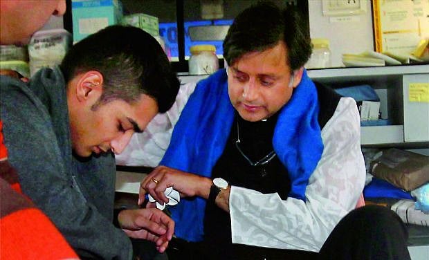 Sunanda Pushkar's son gives clean chit to Shashi Tharoor