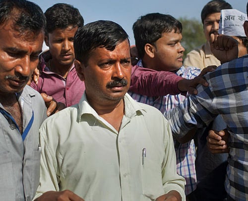 Poster attack on Kejriwal as he arrives in Varanasi