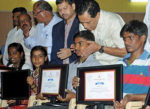 69 SSLC toppers get desktops